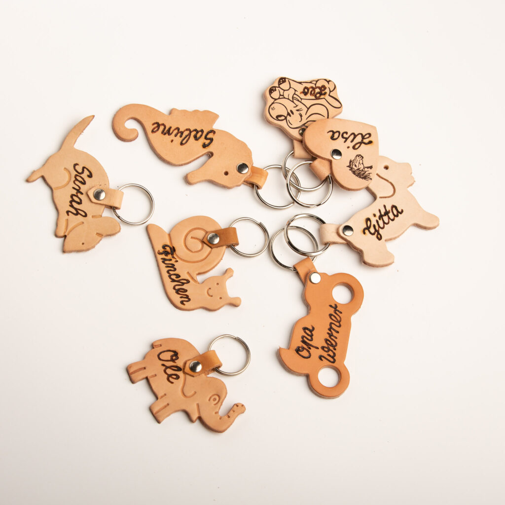 Schlüsselanhänger Pferd aus Leder mit Gravur - Töpferei Fidora